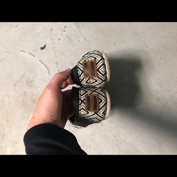 Toms | Shoes | Toms Black And White Pattern Shoe | Poshmark